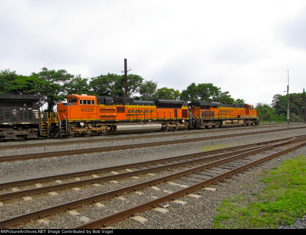 BNSF 9329 and 6262